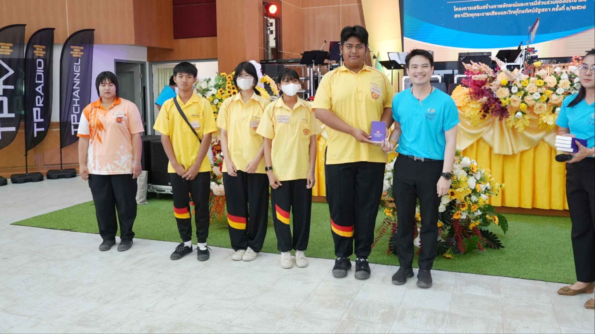 สุดคึกคัก! น้องๆมัธยม จ.อ่างทองร่วมงานกิจกรรม TPchannel พบปะผู้ฟังผู้ชม - thinkerfriend.com